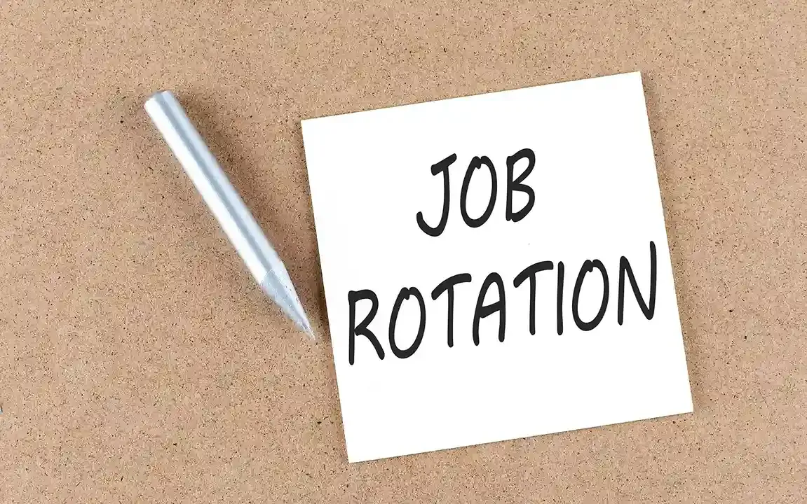 Job Rotation: Arti, Manfaat, Contoh, Kelebihan, Kekurangan, & Cara ...