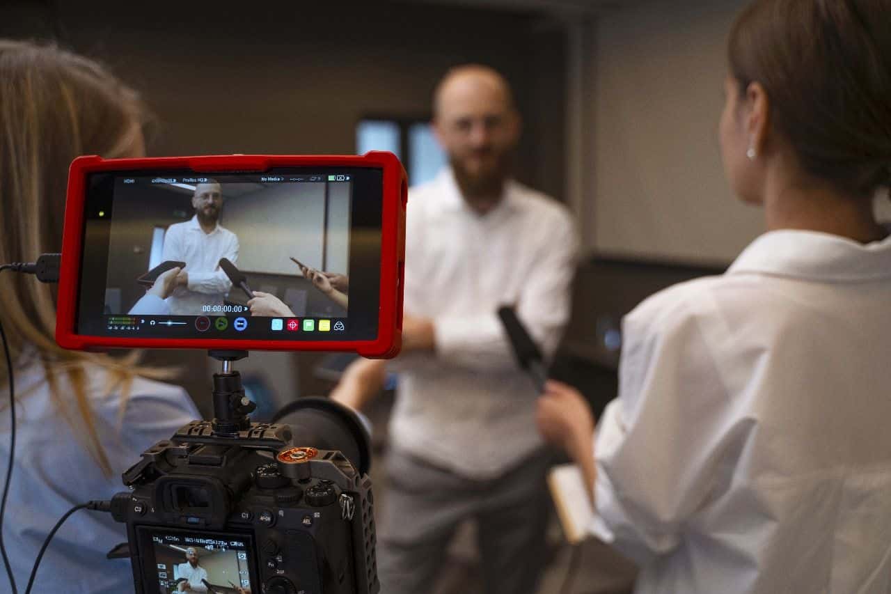 Apa Itu Floor Director? Kenali Definisi hingga Skillnya di Sini | Dealls