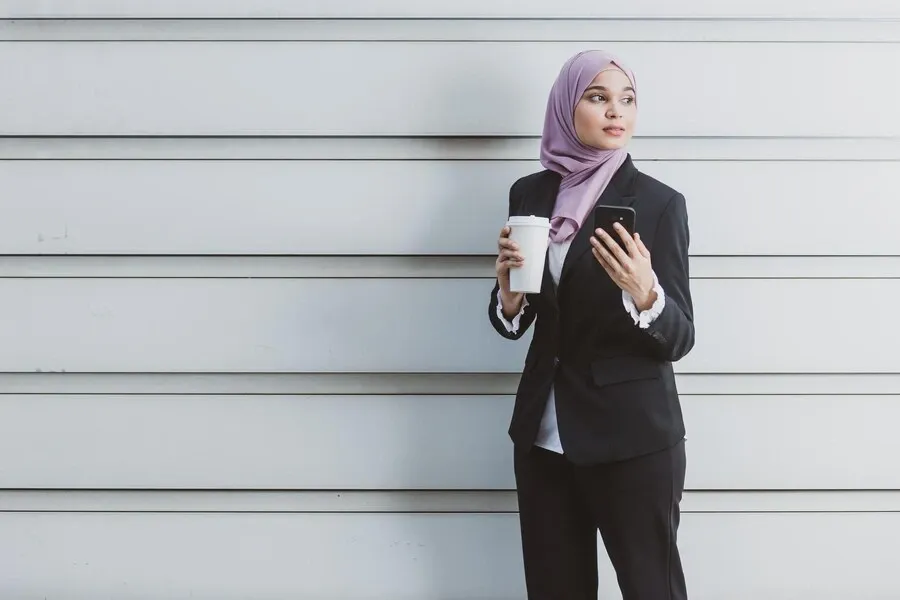 10 Ide Outfit Kantor Wanita Hijab yang Elegan dan Nyaman | Dealls